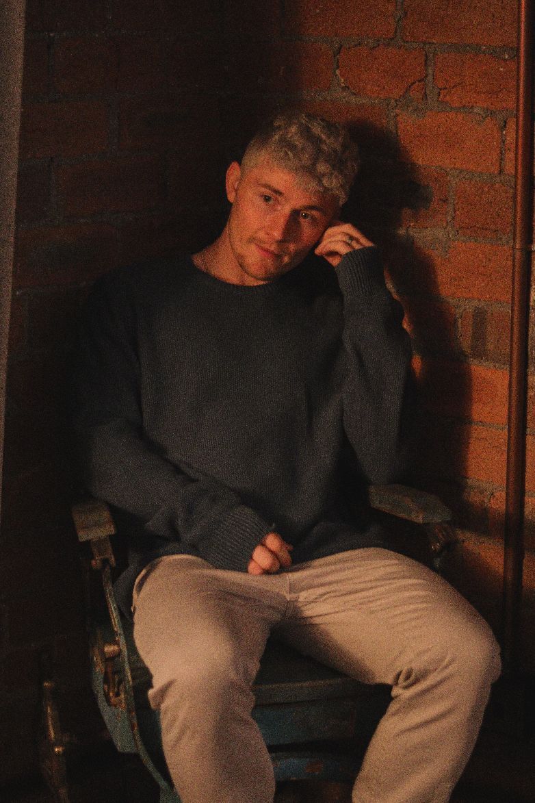 Kuill reinterprets “Sleeping Satellite” with a new Pop/RnB soul